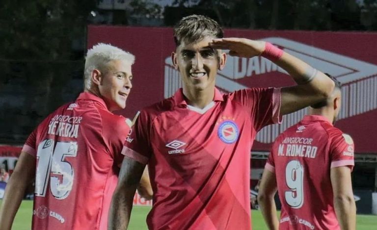 Alan Lescano sigue dando que hablar en La Paternal: goleador y figura ...